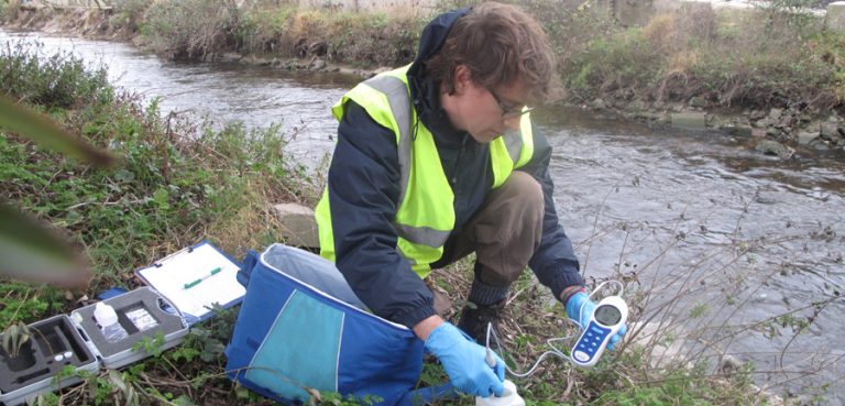 Water quality testing the River Lea with UCL - Thames21